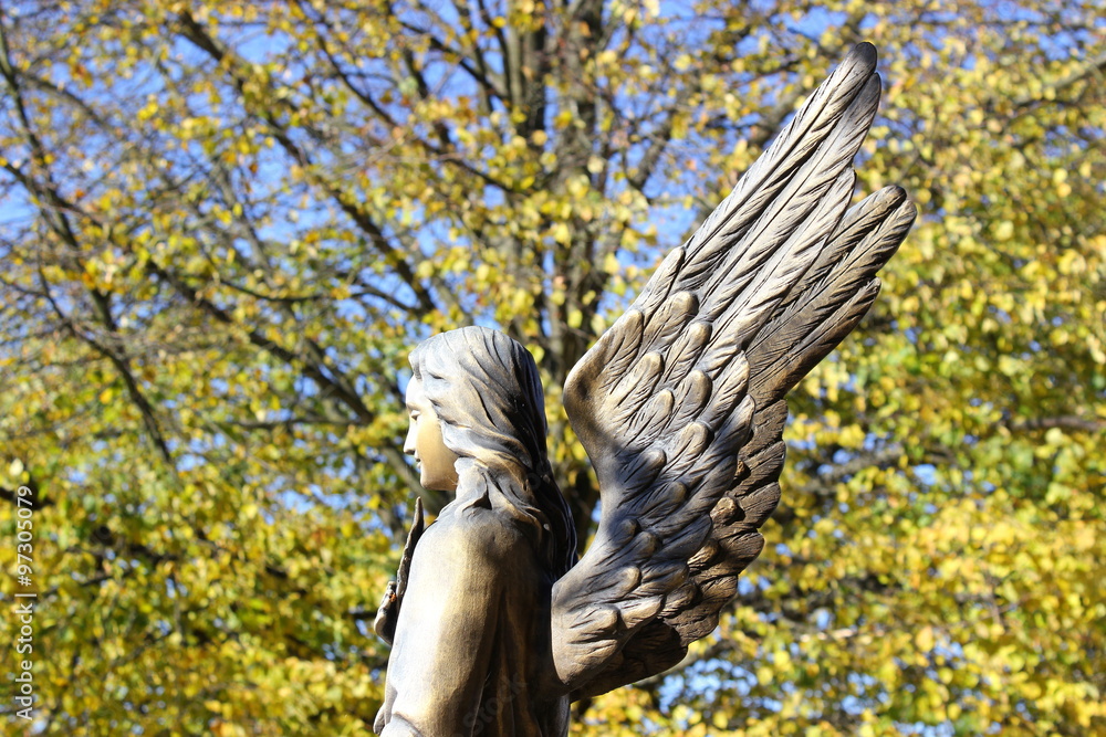 Ein Engel im Profil (Seitenansicht) Stock-Foto | Adobe Stock