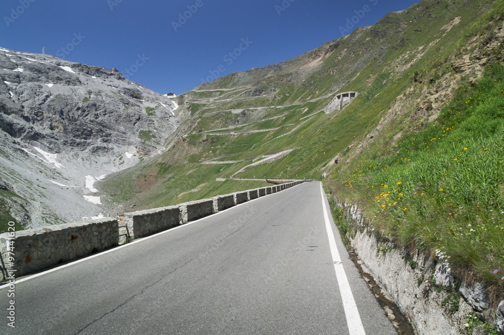 Poster Steile, kurvige Passstraße am Stilfser Joch in den Alpen in ...