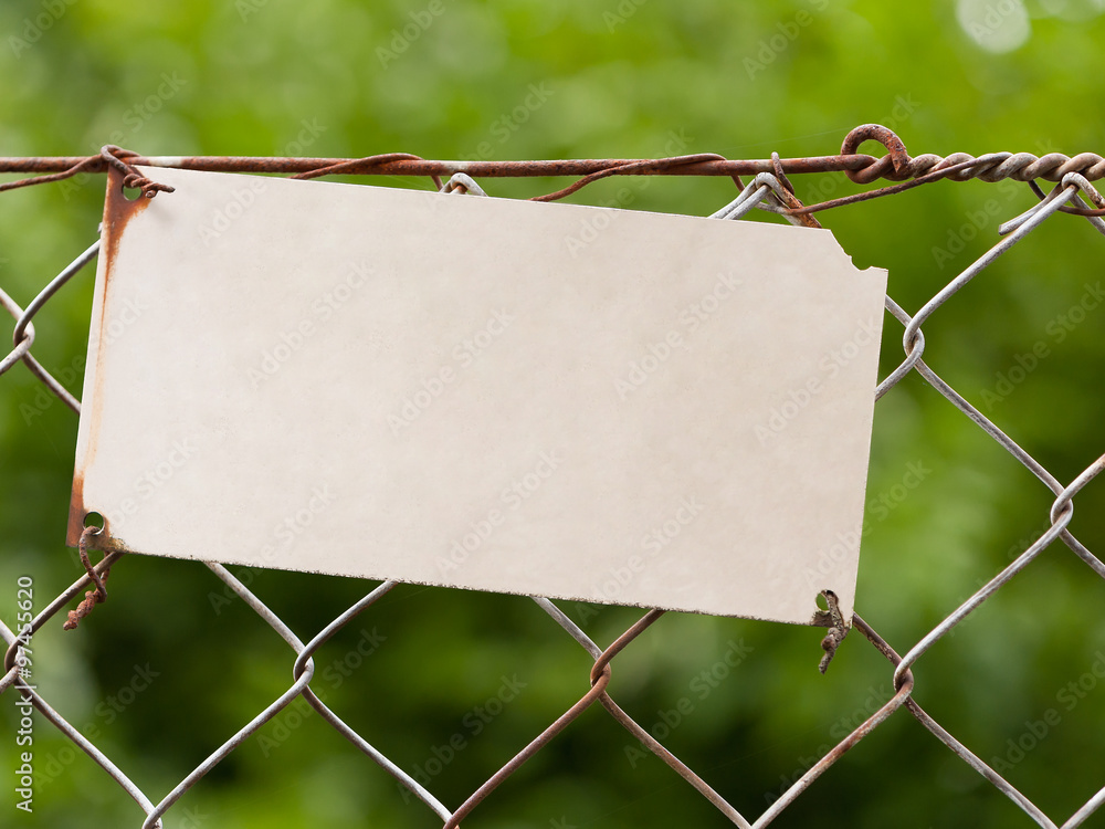 Ein beschädigtes weisses Schild an einem Maschendrahtzaun Stock Photo ...