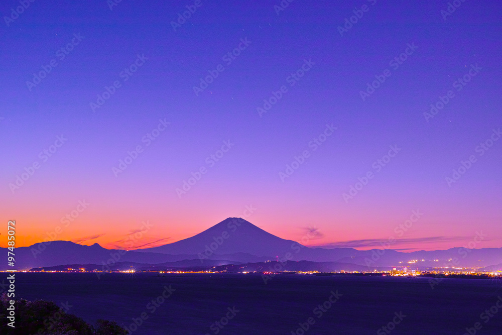 江の島から見た夕焼けの相模湾と富士山 Stock Photo | Adobe Stock