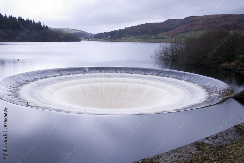 DERBYSHIRE UK - 06 Oct : Ladybower reservoir bellmouth overflow (or ...