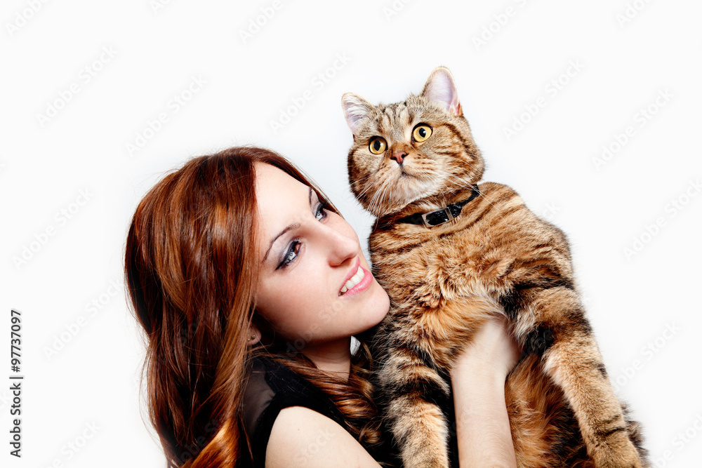 Hermosa chica con su gato en el fondo blanco. Personas y animales ...