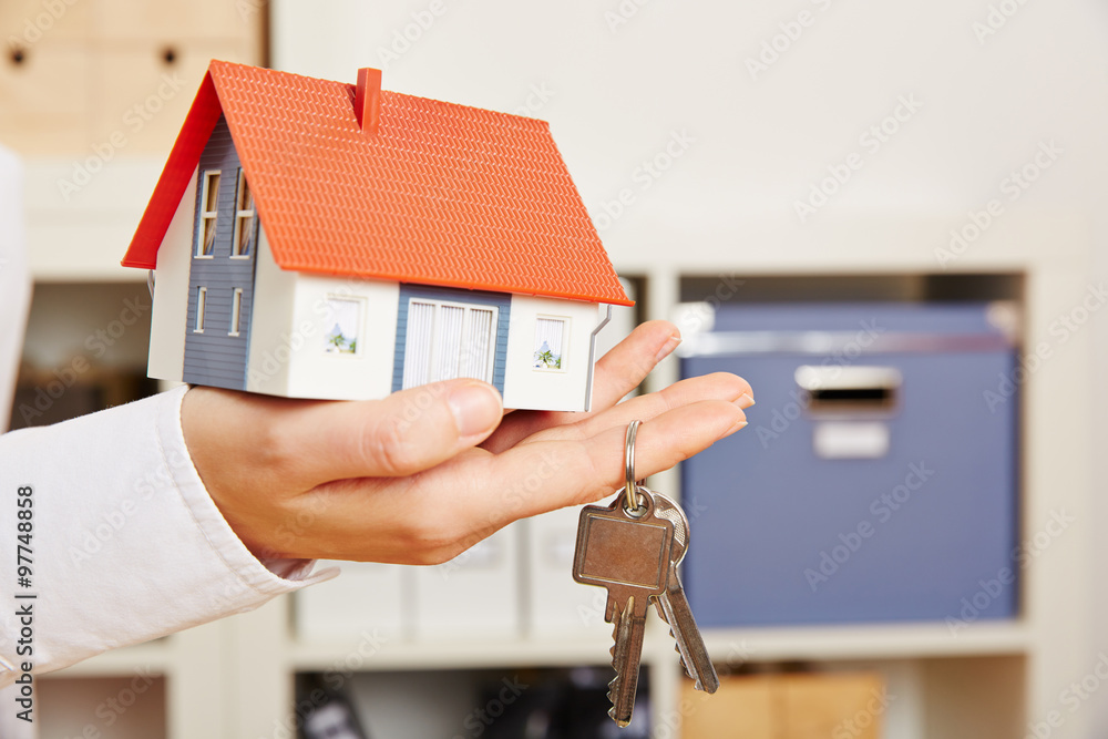 Hand hält Haus mit Schlüssel Stock Photo | Adobe Stock