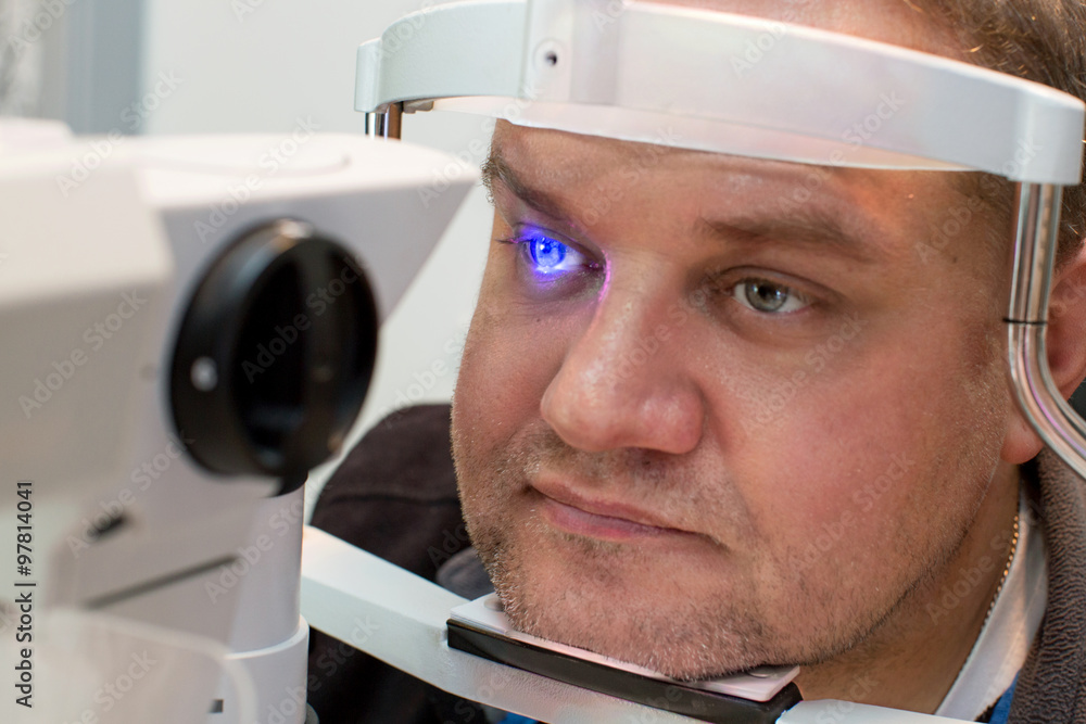 Patient in der Augenklinik, beim Augenarzt, beim Optiker Stock Photo ...