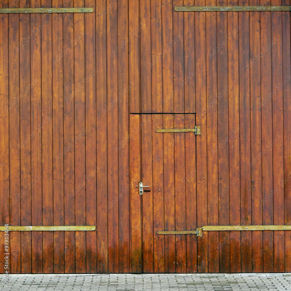 Großes Scheunentor aus Holz Stock-Foto | Adobe Stock