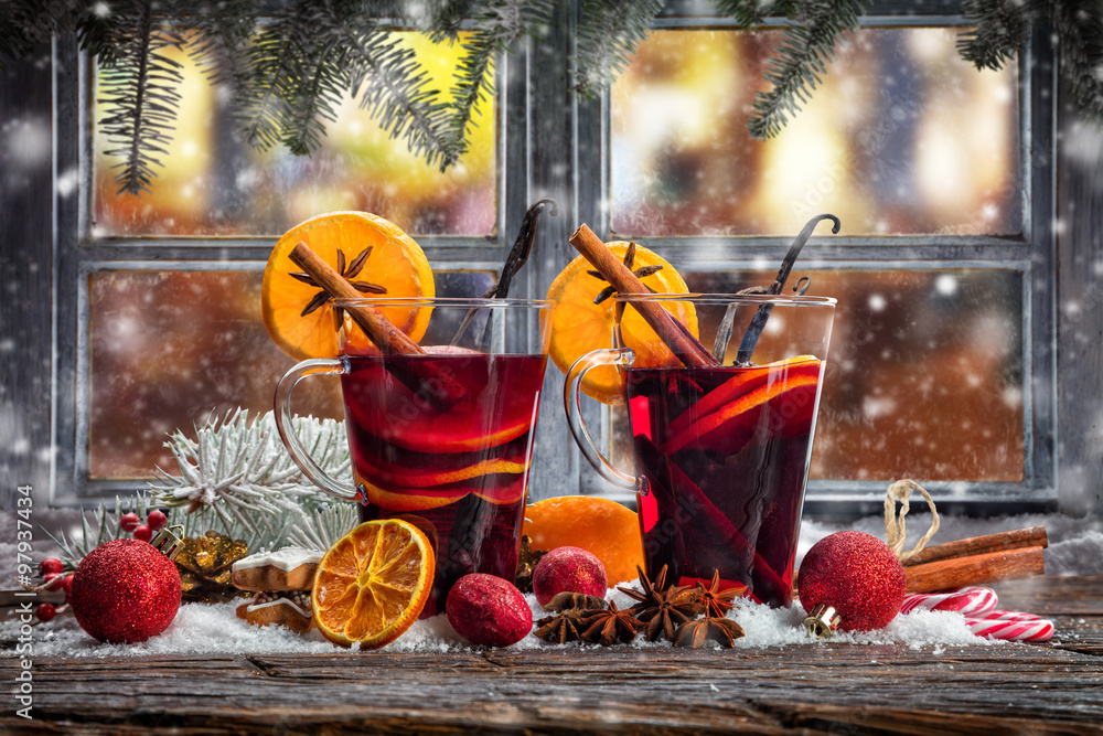 Hot red wine drinks on wooden table Stock 写真 | Adobe Stock
