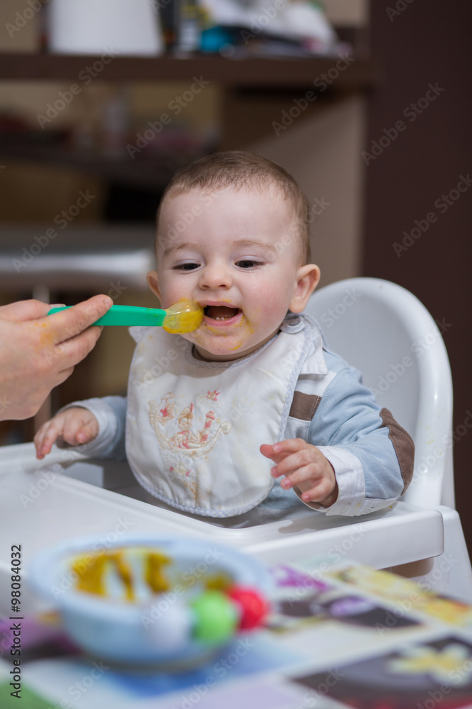 Bebé comiendo foto de Stock | Adobe Stock