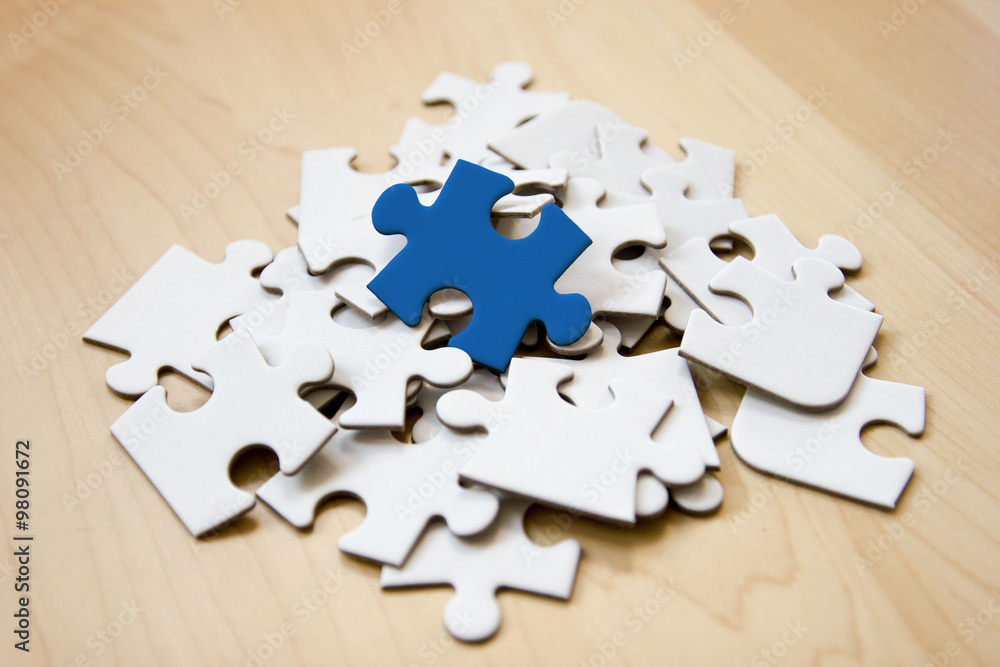 Das passende Puzzleteile aus dem Haufen finden Stock-Foto | Adobe Stock