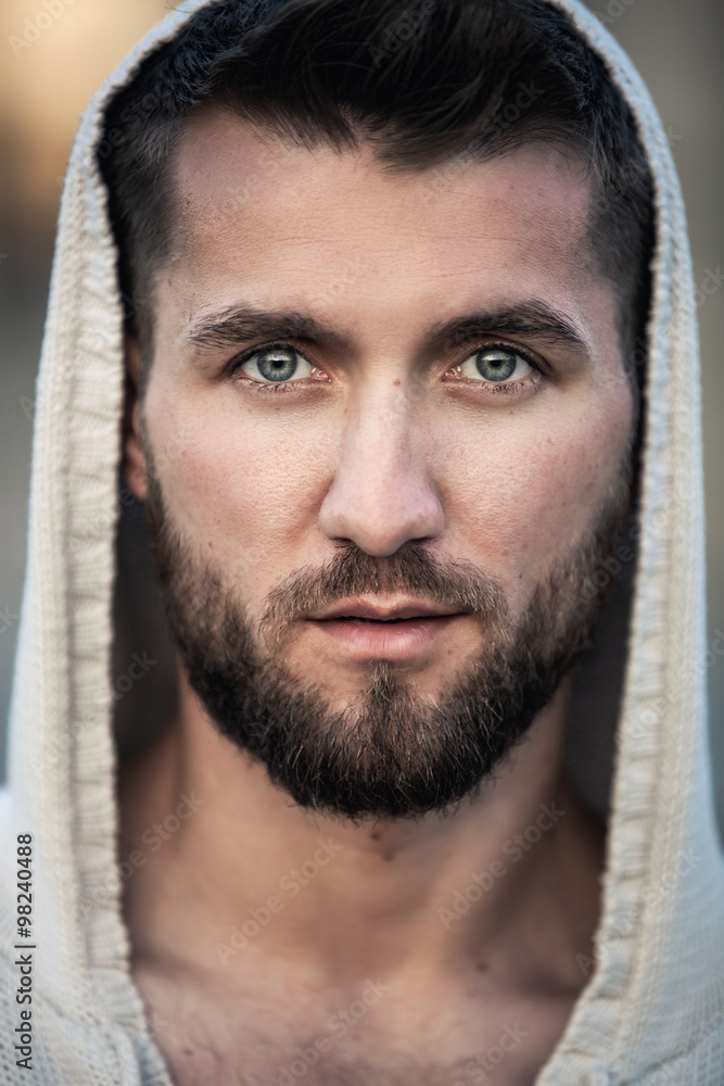 Portrait von interessanten jungen Mann Stock-Foto | Adobe Stock
