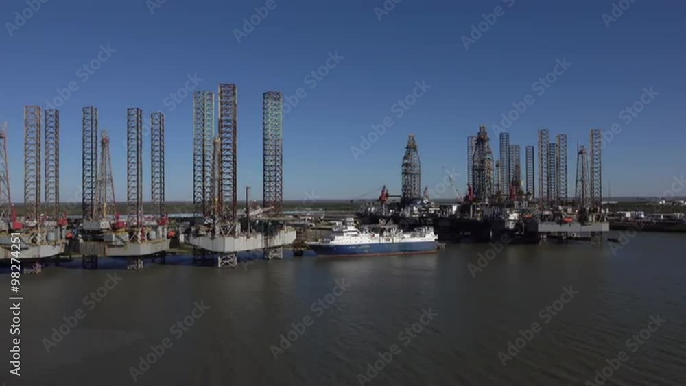 Vidéo Stock Galveston Texas off shore oil rigs in dry dock repair ...