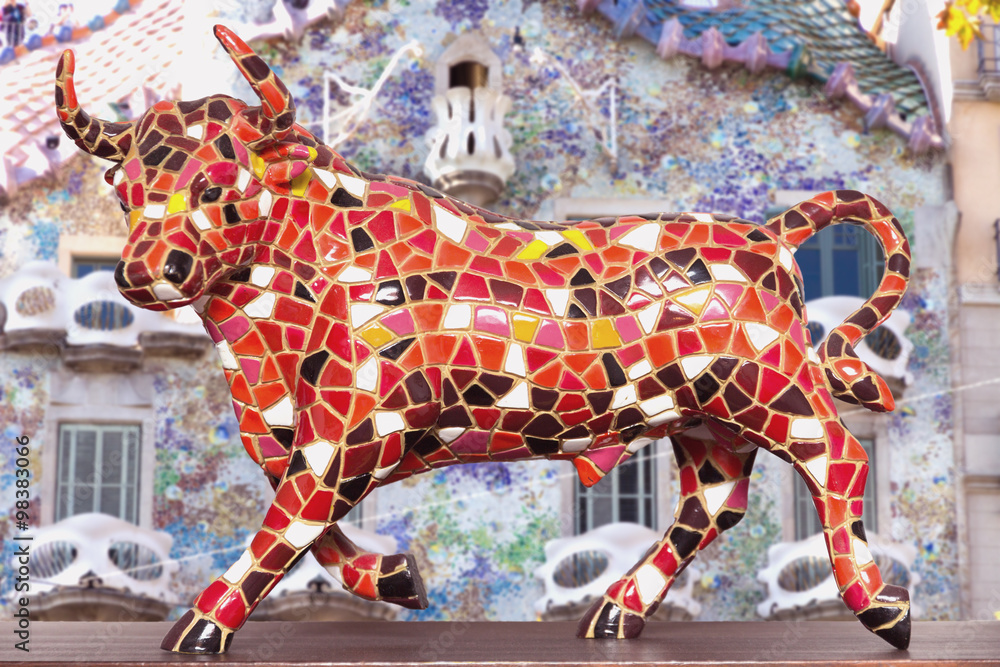 bunter spanischer Stier mit Hintergrund Stock Photo | Adobe Stock