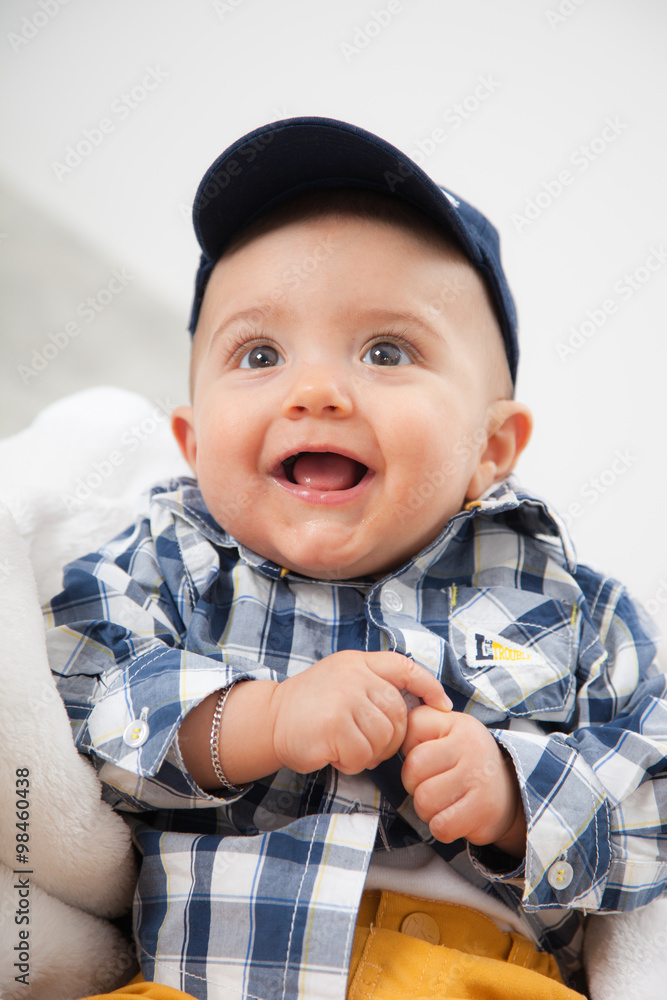 Lachendes und staunendes Kleinkind Stock-Foto | Adobe Stock