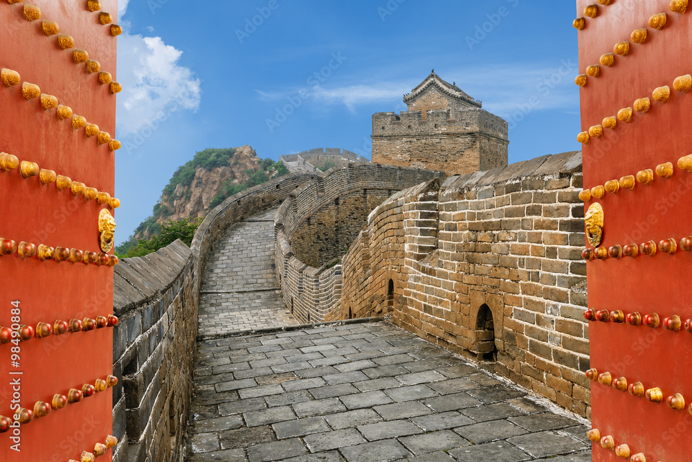 Póster The traditional Chinese red gate and the magnificent Great Wall ...