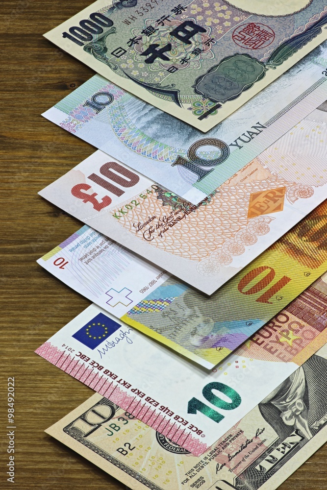 Banknoten großer Volkswirtschaften auf Holzhintergrund Stock Photo ...