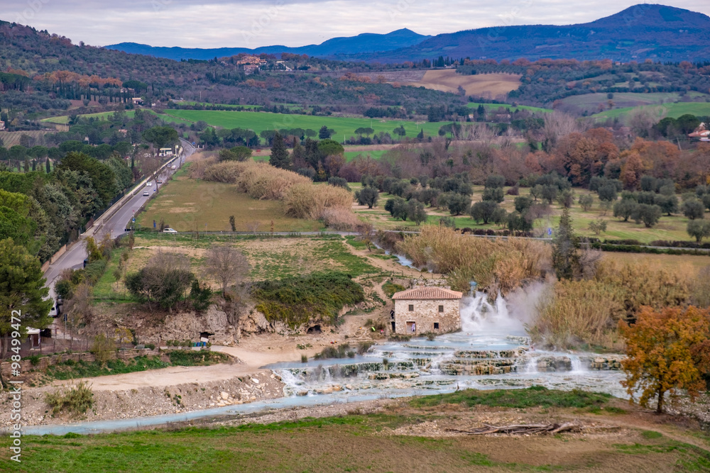Foto Stock Panorama campestre toscano con vista delle sorgenti di acque ...