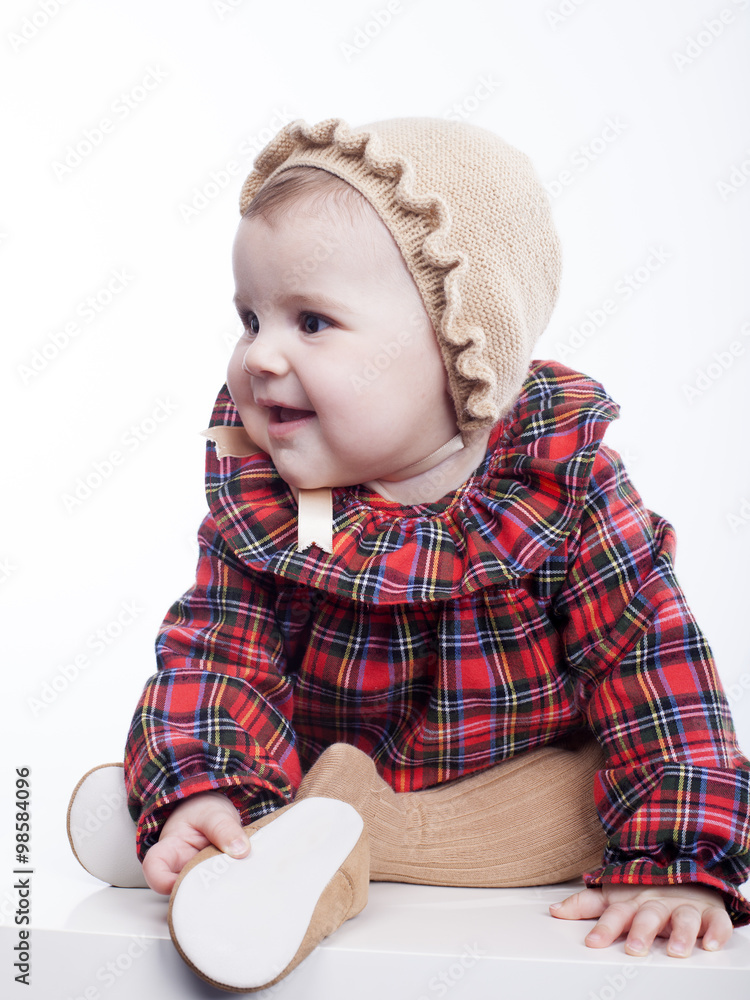 Bebé sentada sonriendo de perfil Stock Photo | Adobe Stock