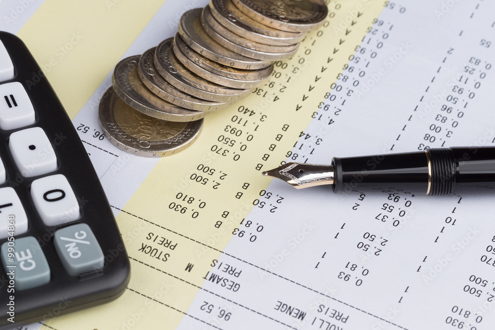 Kaufbeleg aus dem Geschäft mit Taschenrechner Stock Photo | Adobe Stock