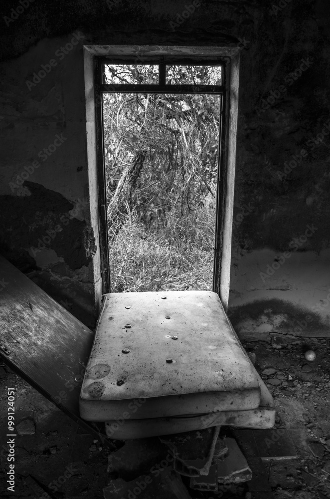 Colchón sucio en una casa abandonada y encantada. Soledad y miedo ...