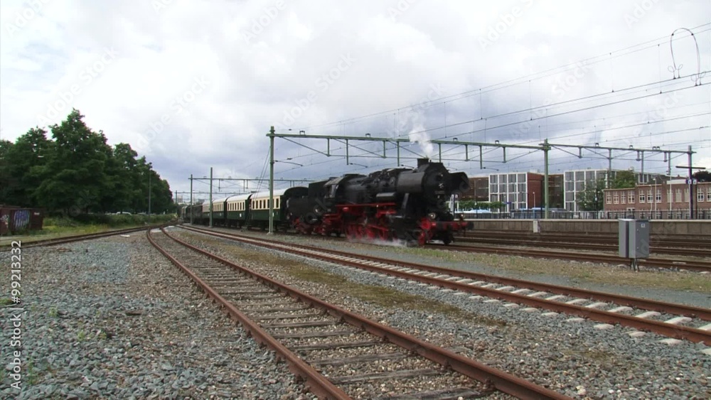 Vidéo Stock Steam train departure Apeldoorn railway station - on camera ...