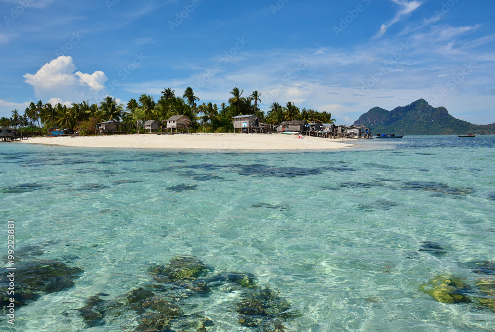 Foto de Tropical island with a clear water in Maiga Island, Semporna ...