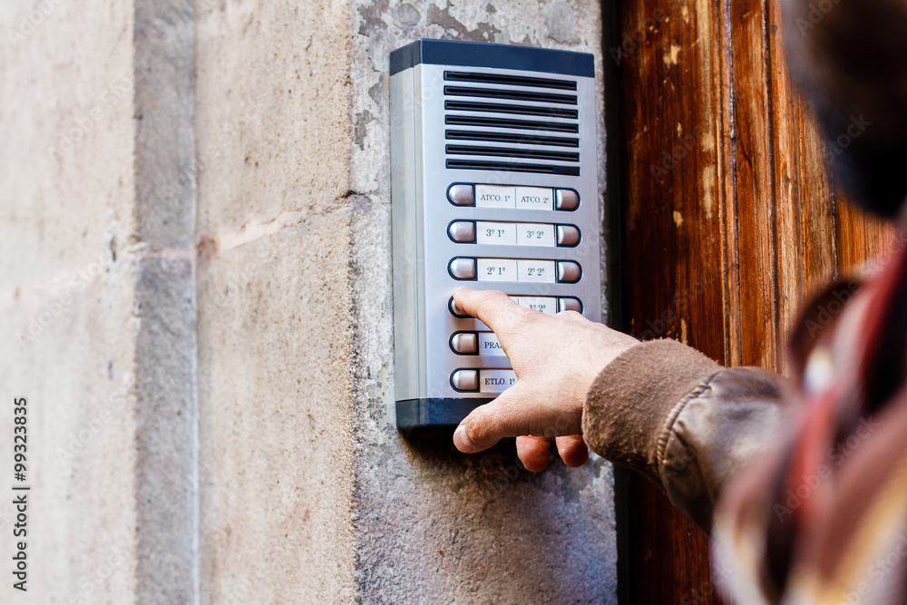 Foto de Man ringing the doorbell do Stock | Adobe Stock