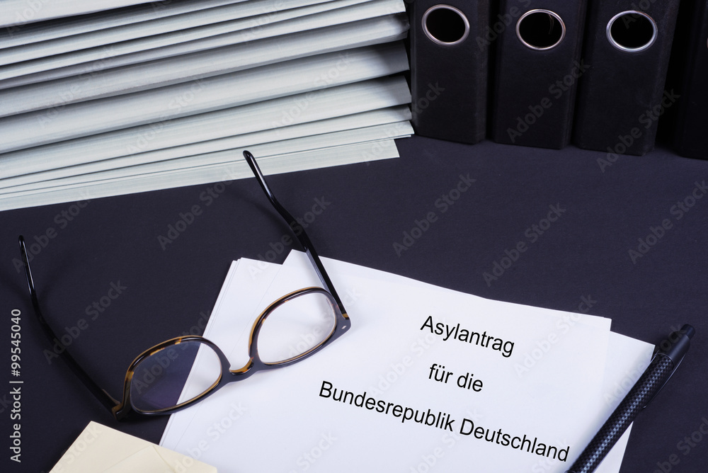 Asylantrag auf Behördenschreibtisch mit vielen Ordnern Stock Photo ...
