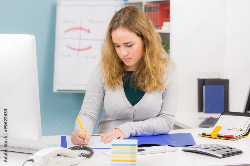 junge frau erledigt büroarbeiten Stock-Foto | Adobe Stock