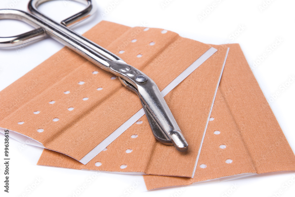 Pflaster mit Schere Stock-Foto | Adobe Stock