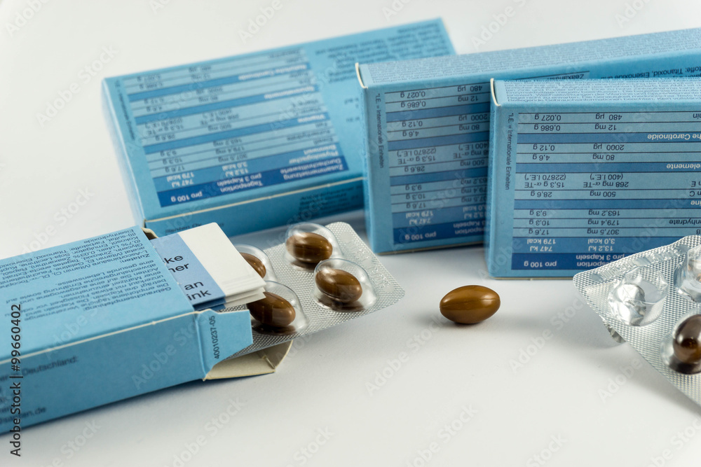 Tabletten und Verpackung Stock-Foto | Adobe Stock