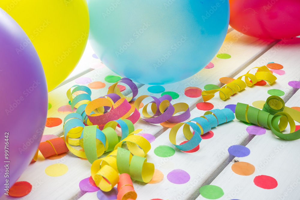 bunte Party mit Konfetti Luftschlangen Luftballons Stock Photo | Adobe ...