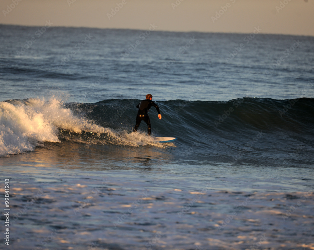 Surfer in der welle Stock-Foto | Adobe Stock
