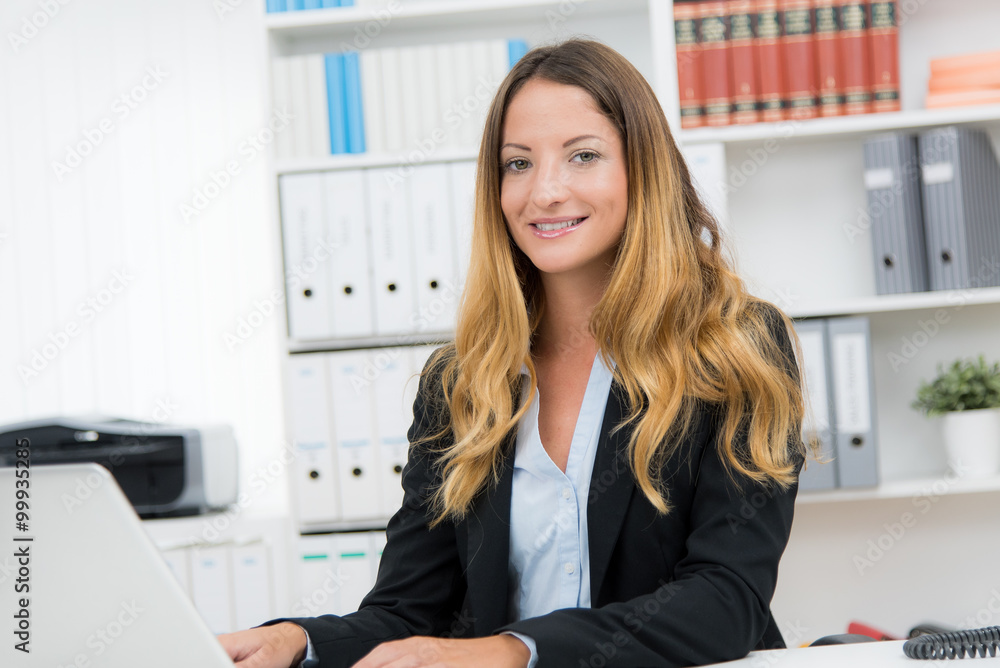 hübsche angestellte frau im büro Stock-Foto | Adobe Stock
