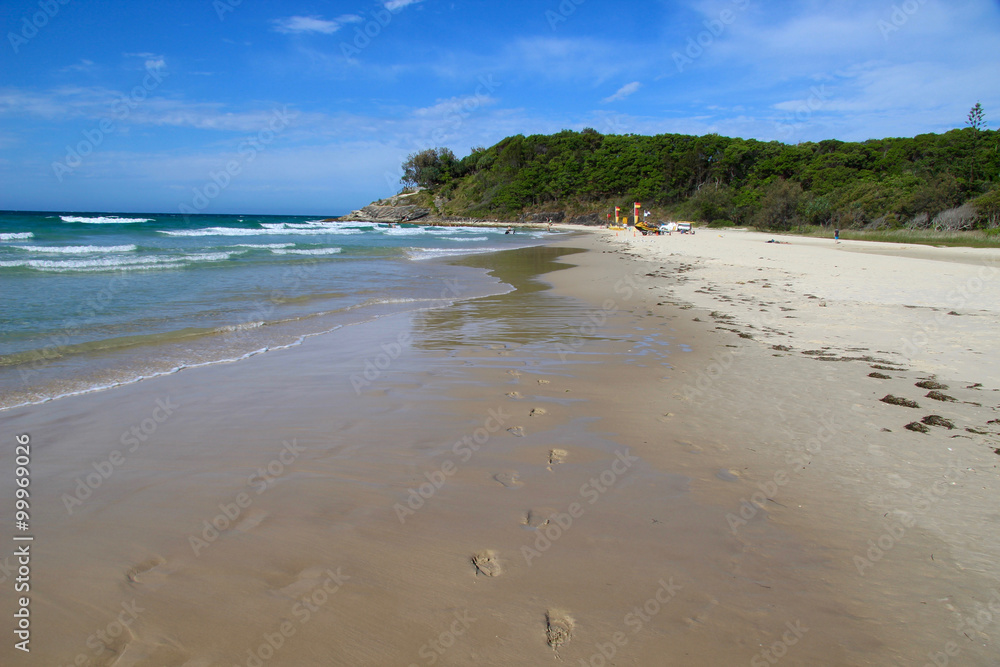 Cylinder Beach, Australien, Stradbroke Island, Strand mit Felsen. Stock ...