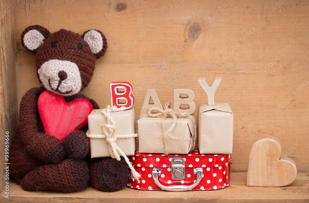 Ein Teddy mit Herz Stock-Foto | Adobe Stock