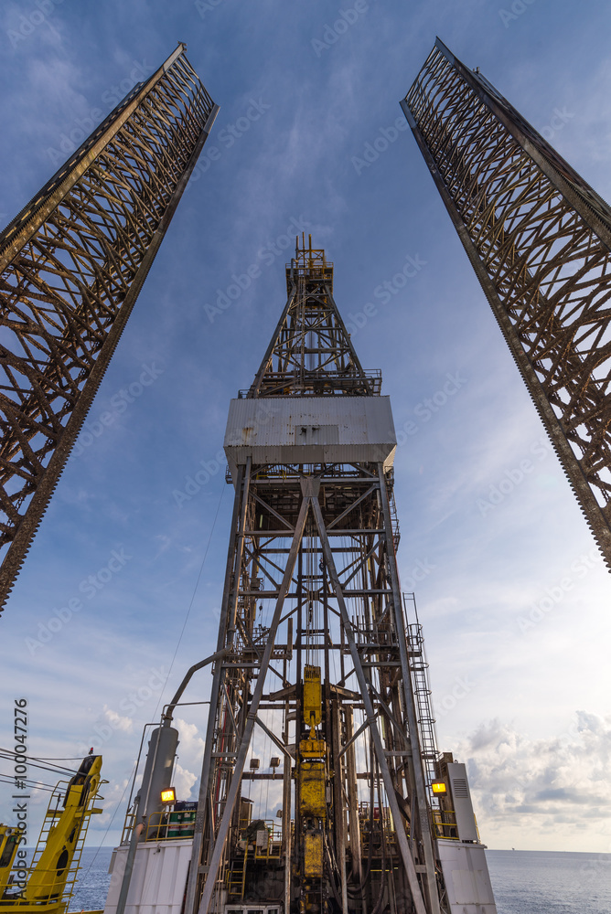 Derrick with rig leg fully jack up in rig move operation Stock Photo ...