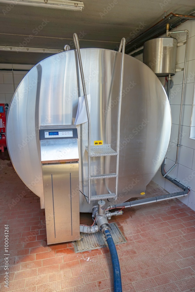 Moderner Milchtank auf einen landwirtschaftlichen Betrieb foto de Stock ...