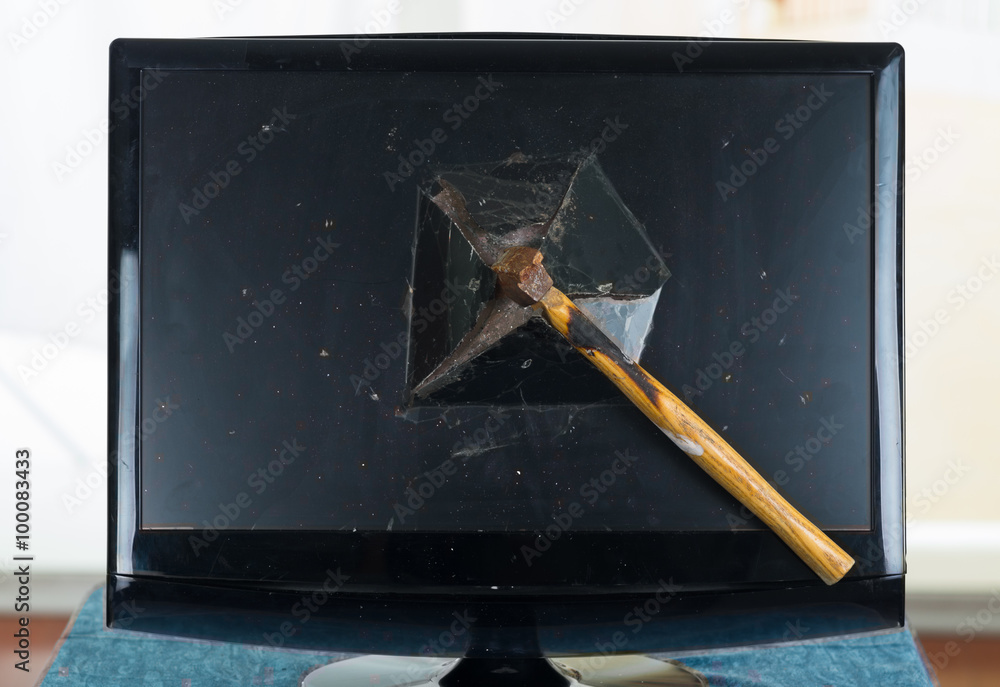 Foto de Standard hammer stuck inside broken computer screen do Stock ...