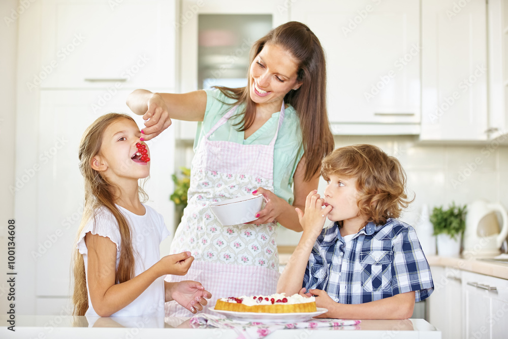 Kinder naschen beim Backen von Kuchen Stock Photo | Adobe Stock