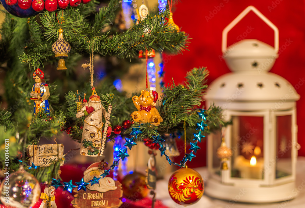 Елка украшенная новогодними игрушками рядом с фонарем со свечой. Stock ...