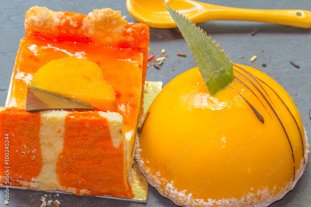 pâtisseries gourmandes sur ardoise, cake et charlotte Stock Photo ...