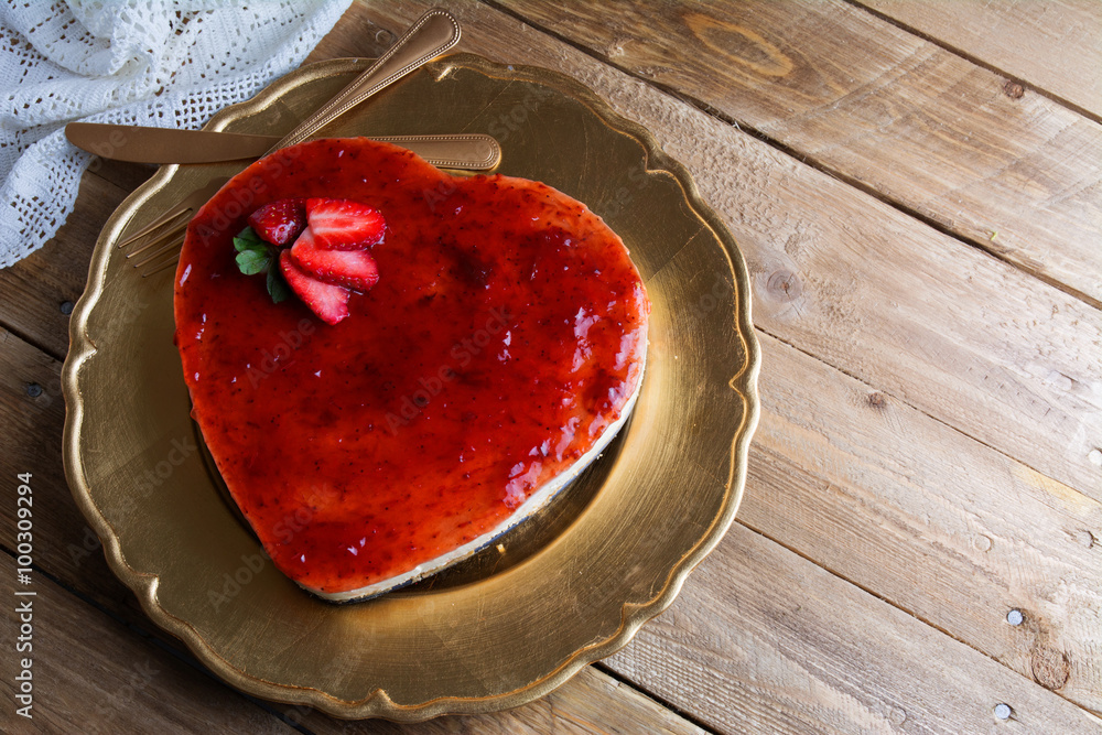 Heart shaped cheesecake with raspberry jelly on a gold plate foto de ...