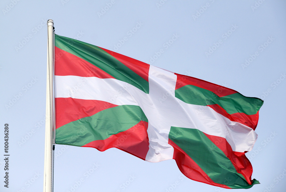 Ikurrina ondeando al viento foto de Stock | Adobe Stock