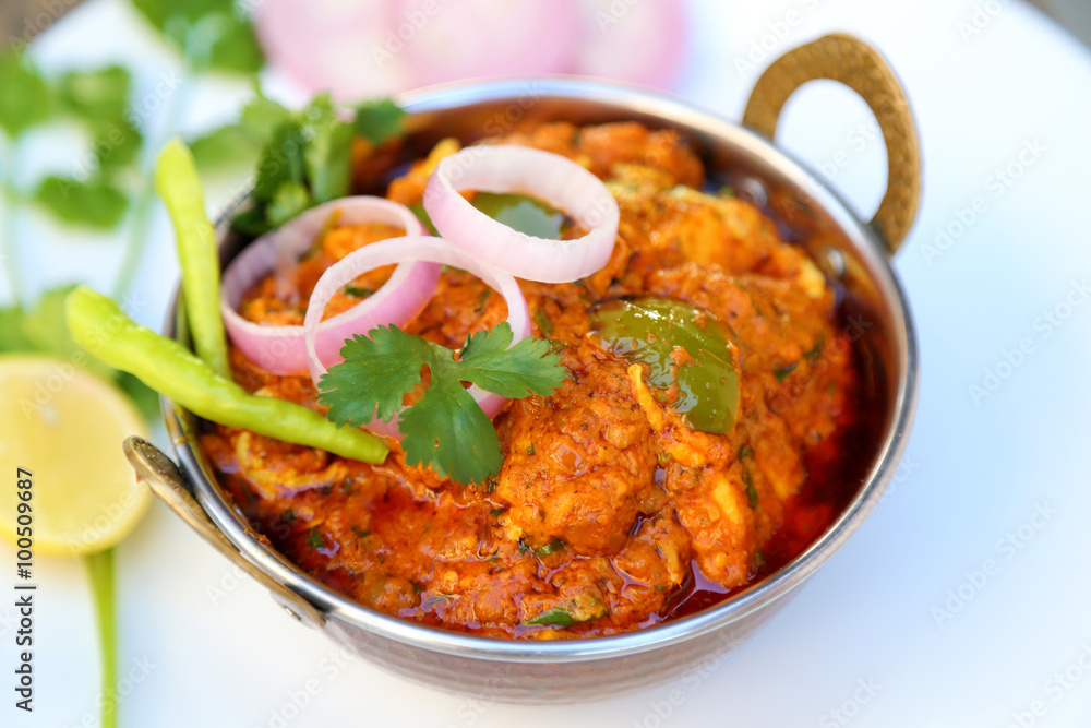 Foto de Butter chicken mutton curry or Indian style cottage cheese ...