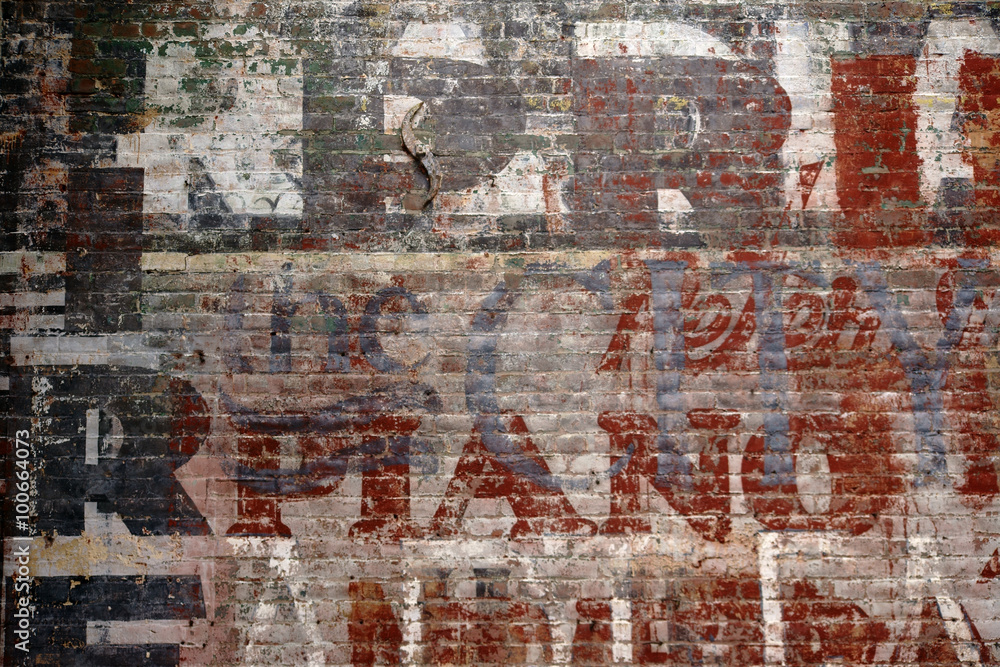 Alte Backsteinwand / Eine alte Backsteinwand einer Ruine und Hauses mit ...