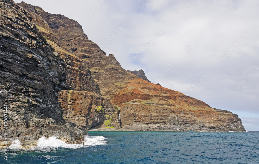 Dramatic Cliffs on a Tropical Island foto de Stock | Adobe Stock