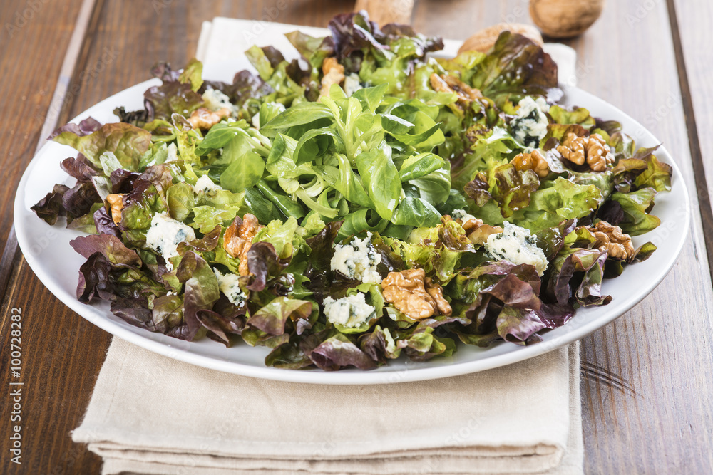 Ensalada de queso azul y nueces con rúcula lechuga hoja de roble y ...
