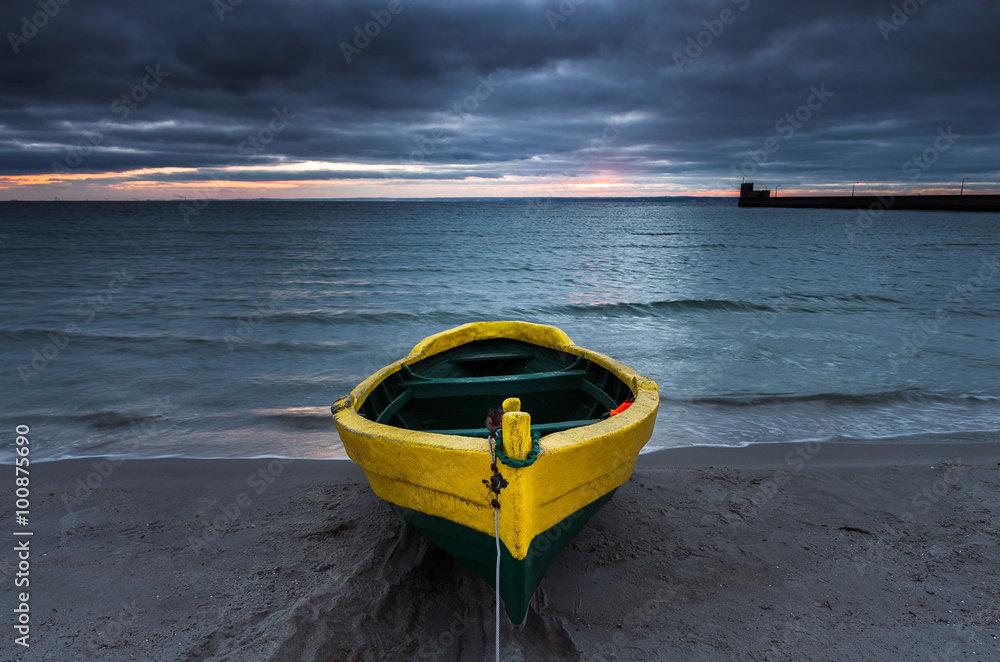 łódź rybacka na brzegu plaży o zachodzie słońca Stock Photo | Adobe Stock