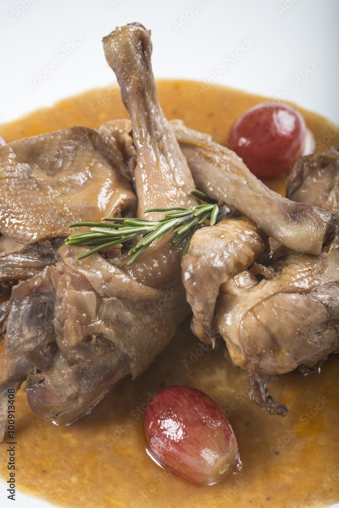 Picantón o coquelet, pollo pequeño en salsa de uvas una comida ...