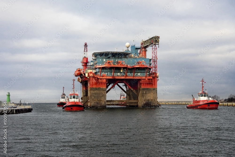 Foto Stock Towing Oil Rig in the Port of Gdansk, Poland. EU | Adobe Stock