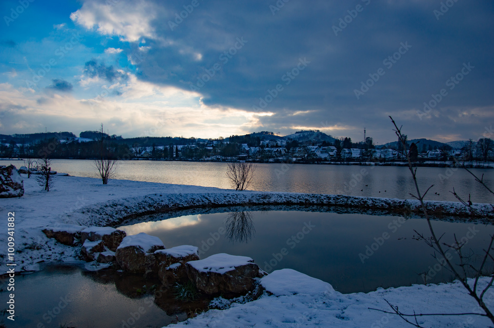 Winterliche Seenlandschaft Stock-Foto | Adobe Stock